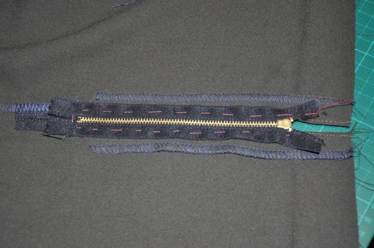 How to Add Ankle Zipper to Your Joggers | Itch to Stitch